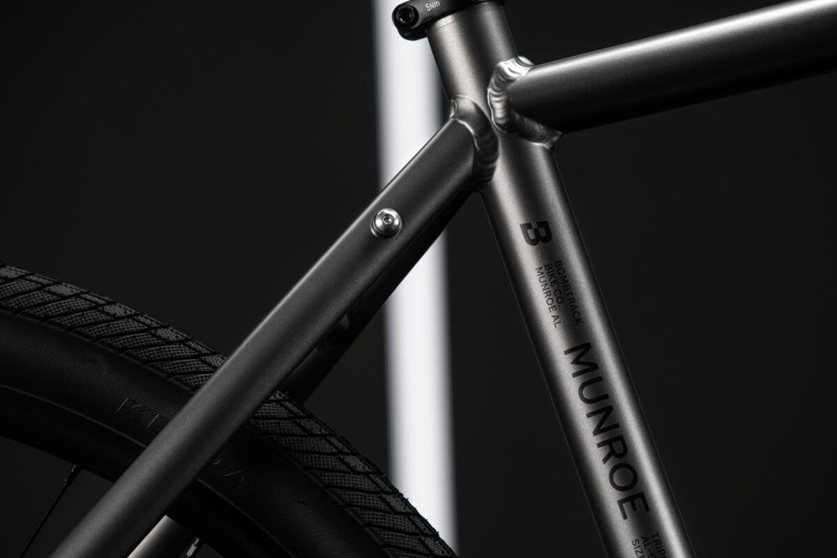 MUNROE AL(マンロー・AL) - BOMBTRACK