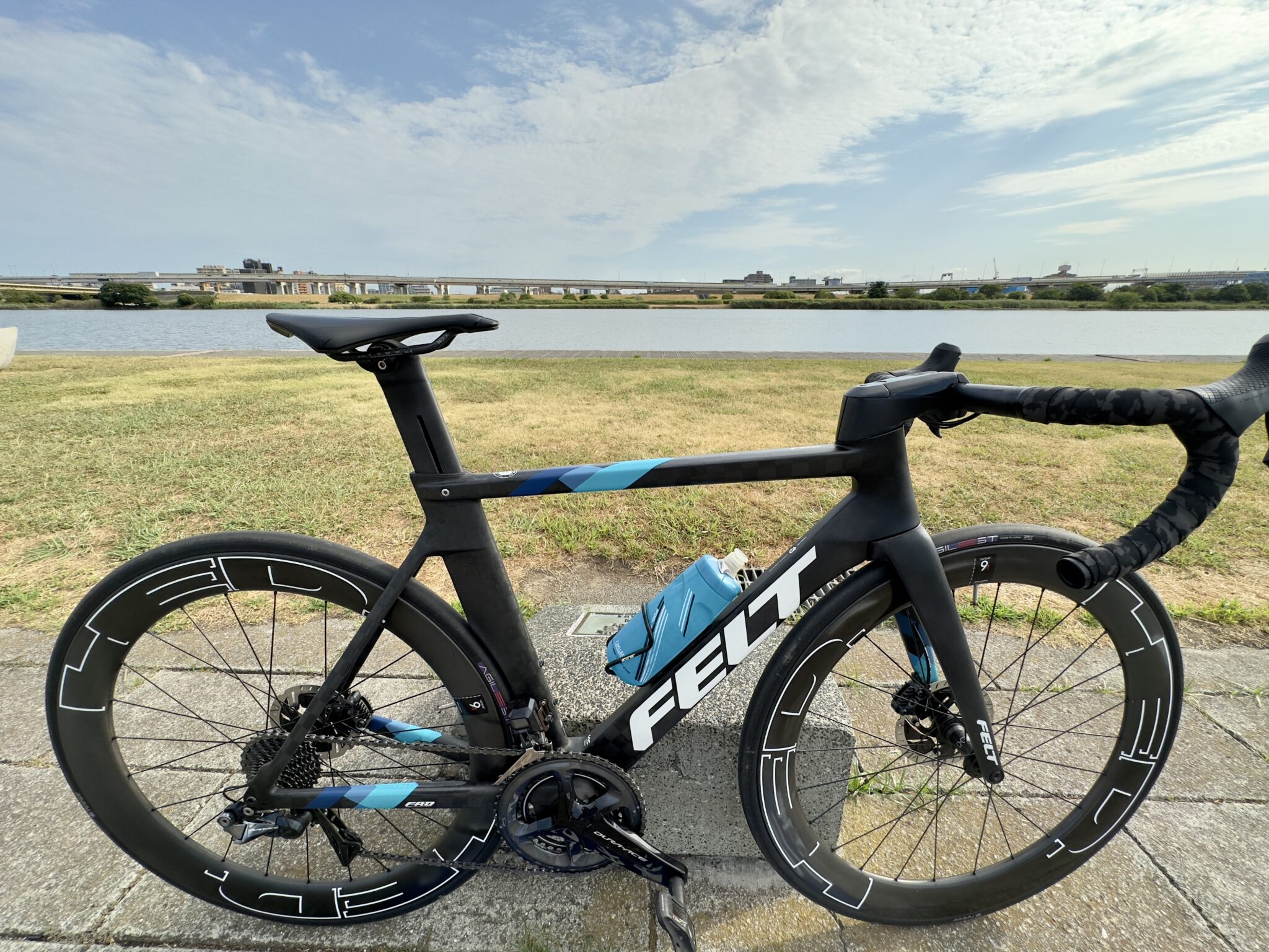 FELT AR 第三世代の魅力に迫る：FRD UltimateフレームとAdvancedフレームとの比較